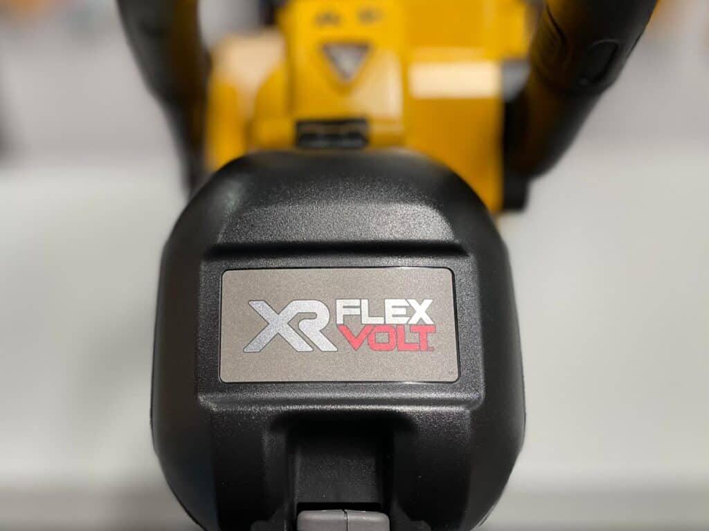 מסור לחיתוך 9" אבן /קירות/בטון 54/60V DeWalt FlexVolt DCS690