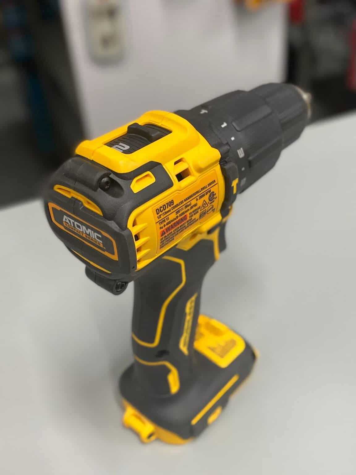 מברגה / מקדחה דופקת 18/20V (גוף בלבד) DeWalt DCD709