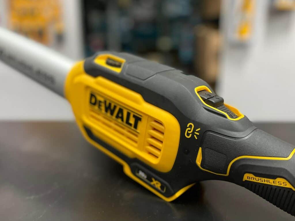 מלטשת טלסקופית / גירפה נטענת מבית DEWALT DCE800 XR בלי פחמים
