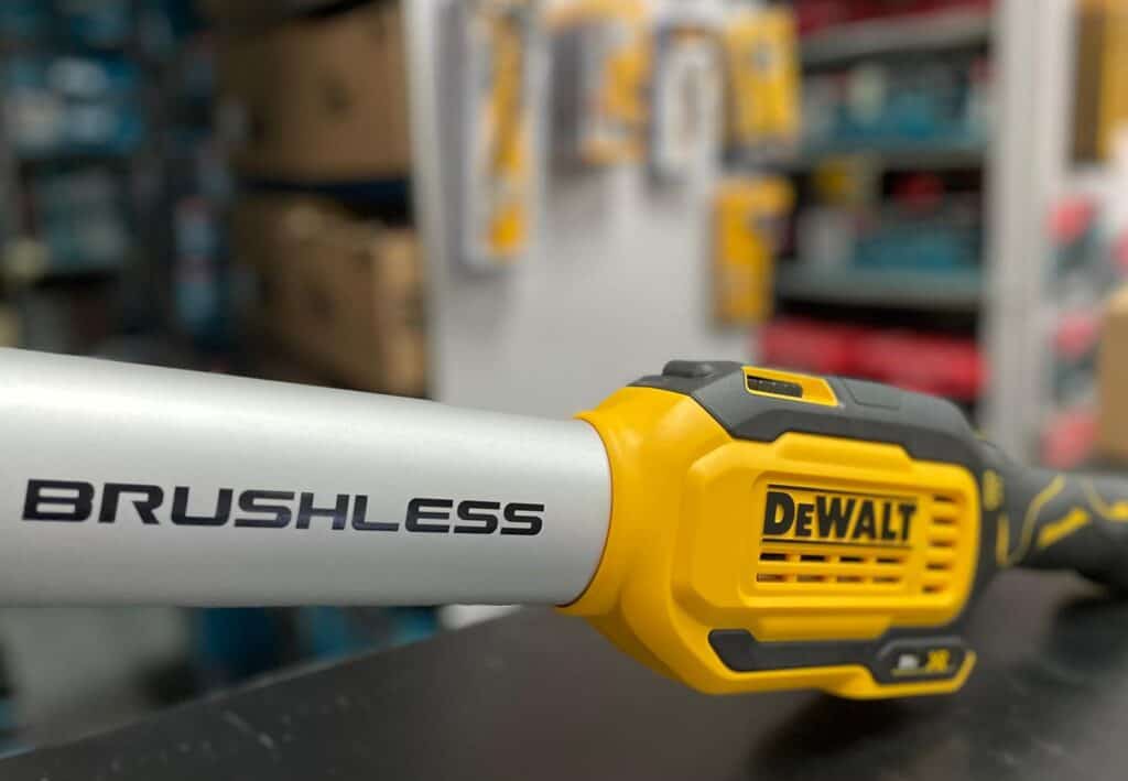 מלטשת טלסקופית / גירפה נטענת מבית DEWALT DCE800 XR בלי פחמים
